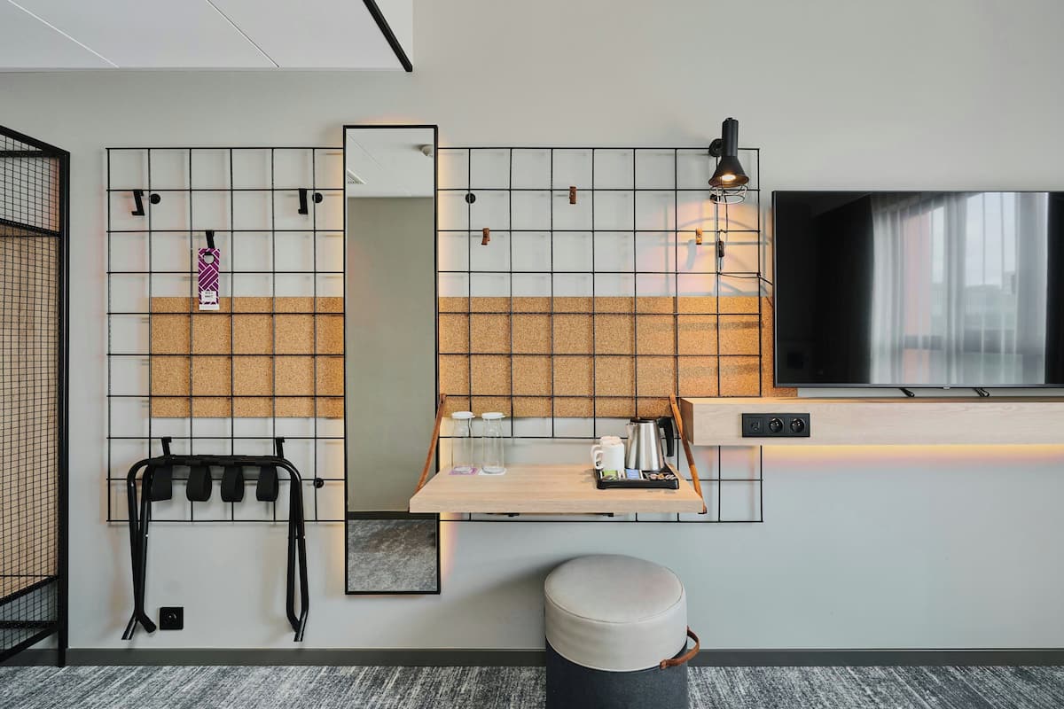 Escrivaninha, berço de viagem, Wi-Fi de cortesia, roupa de cama