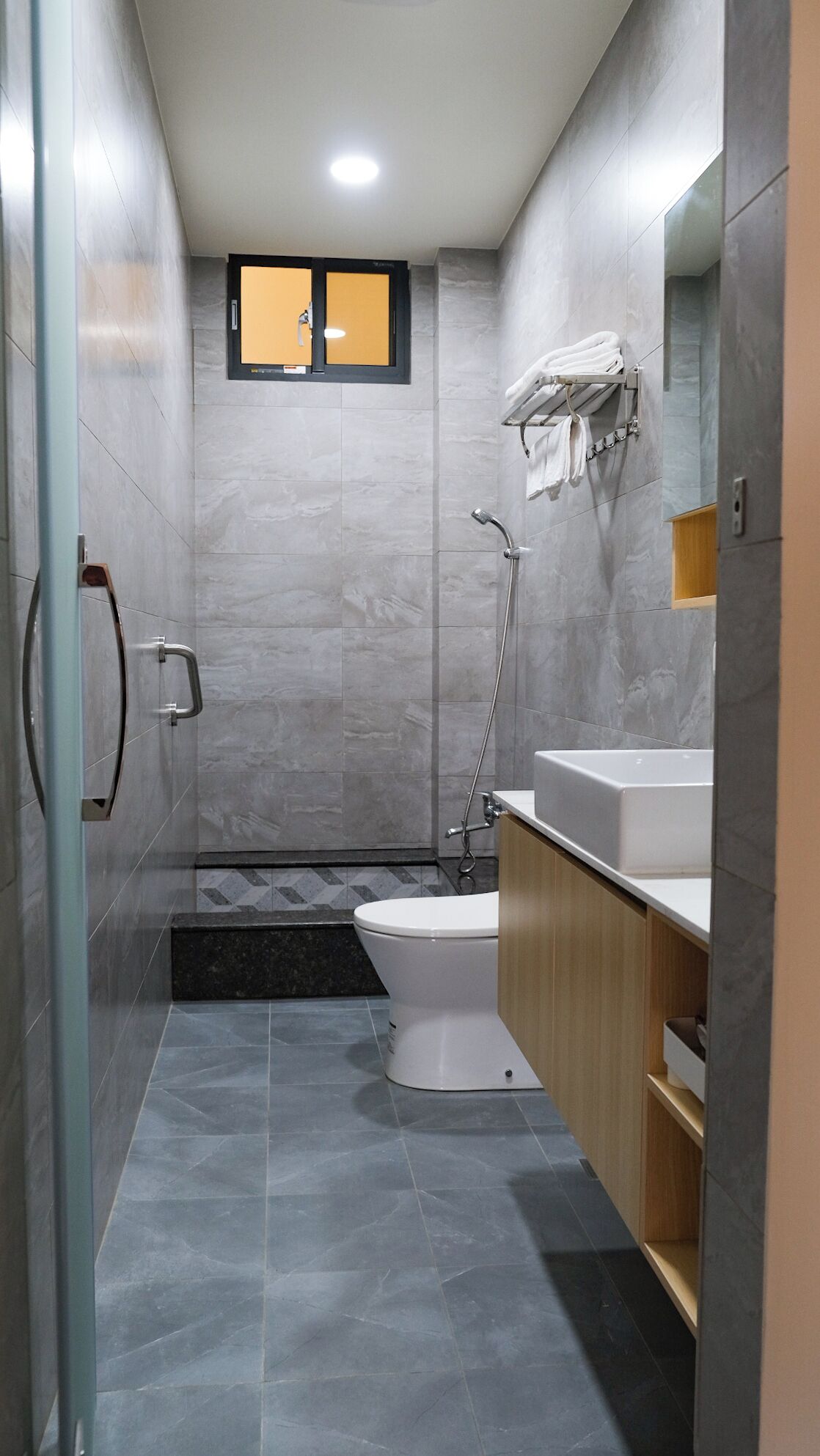 Quarto Duplo Superior, 1 cama king-size e sofá-cama, não fumadores, varanda | Casa de banho | Um secador de cabelo, chinelos, toalhas fornecidas, champô 