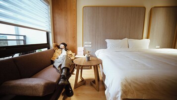 Quarto Duplo Superior, 1 cama king-size e sofá-cama, não fumadores, varanda | Secretária adequada para computadores portáteis, Wi-fi grátis 