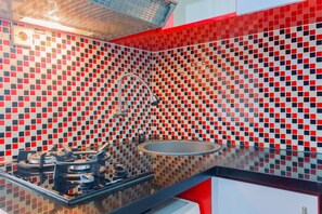 Apartamento | Cozinha privada | Um frigorífico/congelador grande, uma placa de cozinha 