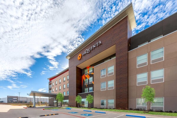 La Quinta Inn & Suites By Wyndham Desoto - DeSoto, TX