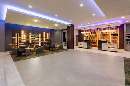 Lobby. La Quinta Inn & Suites by Wyndham DeSoto