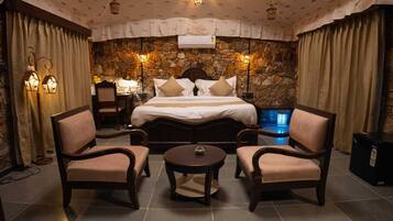 Quarto casal conforto | Frigobar, escrivaninha, espaço de trabalho para notebook