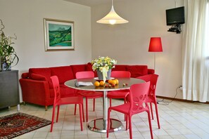Apartamento, 3 quartos, não fumadores | Sala de estar | Televisor 