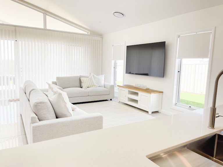 Welcome To Your Modern Retreat In The Family-friendly Gobbagombalin Estate. - ウォガウォガ