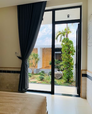 Quarto Duplo Deluxe, 1 cama queen-size, vista para o jardim, junto ao pátio | Secretária, secretária adequada para computadores portáteis