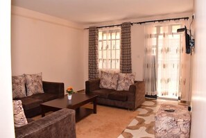Apartamento Executivo, varanda, vista para a montanha | Sala de estar | Televisor
