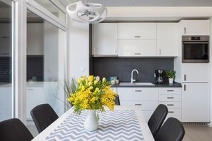 Apartamento Standard | Cozinha privada | Um frigorífico/congelador grande, um forno, uma placa de cozinha 