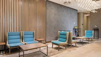 Área de estar no saguão