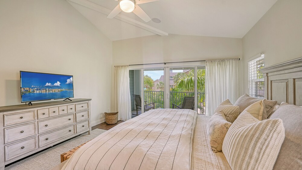 Turtle Bay Hideaway- Siesta Key FL Spacious 4-bedroom w/ Private Beach ...