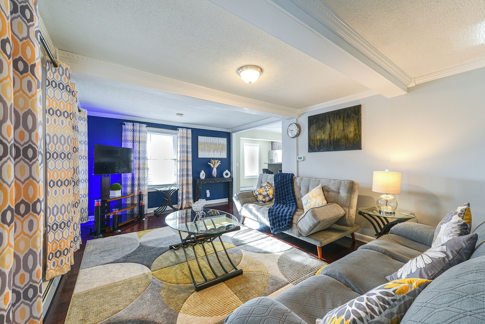 Home Near Skiing & Downtown Worcester - ウースター, MA