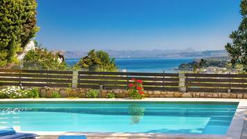 Piscina exterior, guarda-sóis, espreguiçadeiras