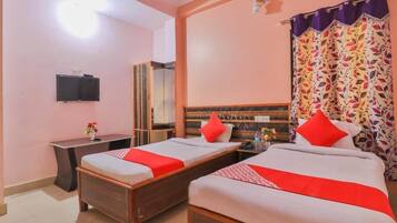 Quarto quádruplo básico | Escrivaninha, espaço de trabalho para notebook, Wi-Fi de cortesia