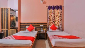 Quarto quádruplo básico | Escrivaninha, espaço de trabalho para notebook, Wi-Fi de cortesia