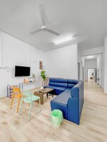 Quarto triplo básico, vista para a cidade | Área de estar