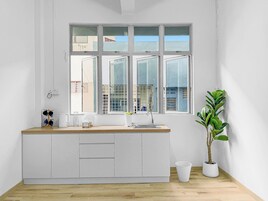 Quarto triplo básico, vista para a cidade | Cozinha privada