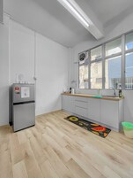 Quarto triplo básico, vista para a cidade | Cozinha privada