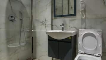 Chuveiro, produtos de toalete grátis, secador de cabelo
