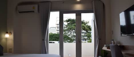 Quarto luxo, sacada | Quartos à prova de som, Wi-Fi de cortesia, roupa de cama