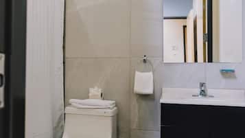 Quarto Individual Económico | Casa de banho | Um polibã, toalhas fornecidas, sabão, champô