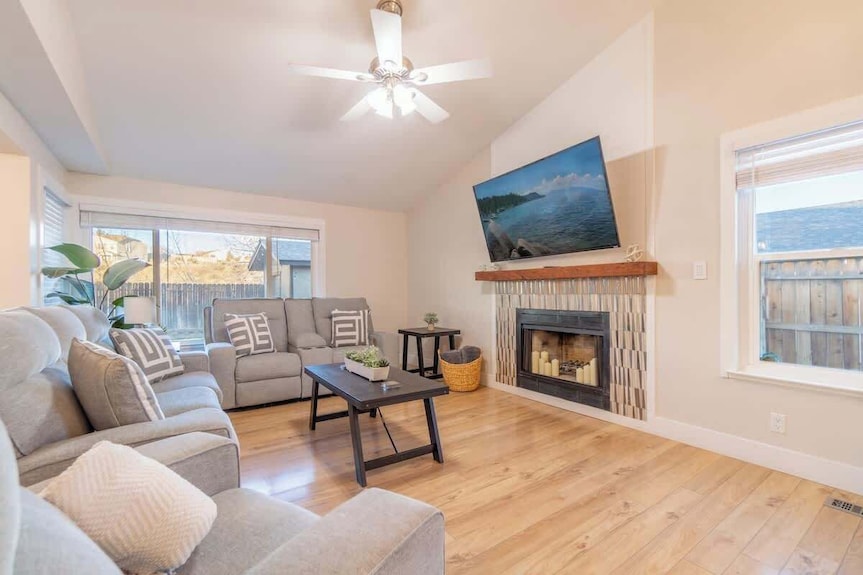 Modern Retreat | Game Room + Backyard Patio - Reno