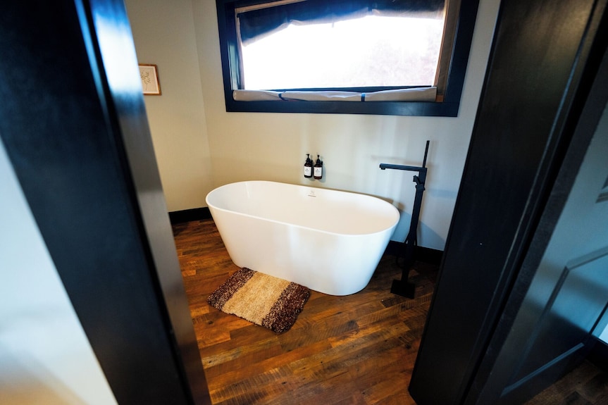 Lake Front Exclusive Glamping Tent: Hot Tub, Tv, & Soaking Tub - Alabama