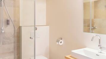 Estúdio Básico, vista para o lago | Casa de banho | Um secador de cabelo, toalhas fornecidas, champô, papel higiénico