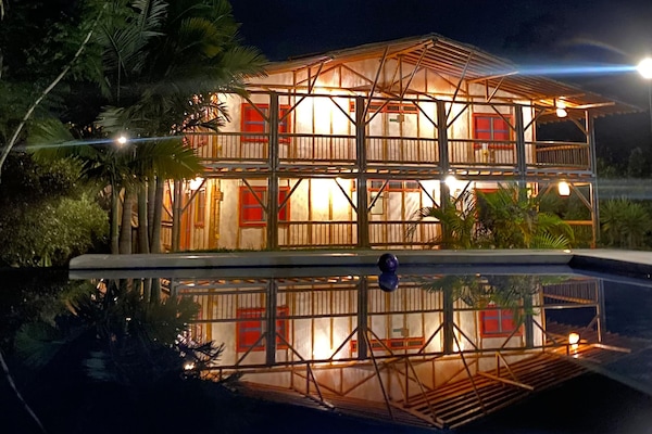 Fachada do alojamento (tarde/noite)