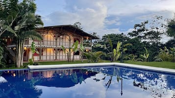 Piscina exterior, da(s) 8:00 à(s) 20:00, espreguiçadeiras