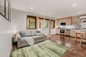 Estúdio, vários quartos, fumadores, pátio | Interior