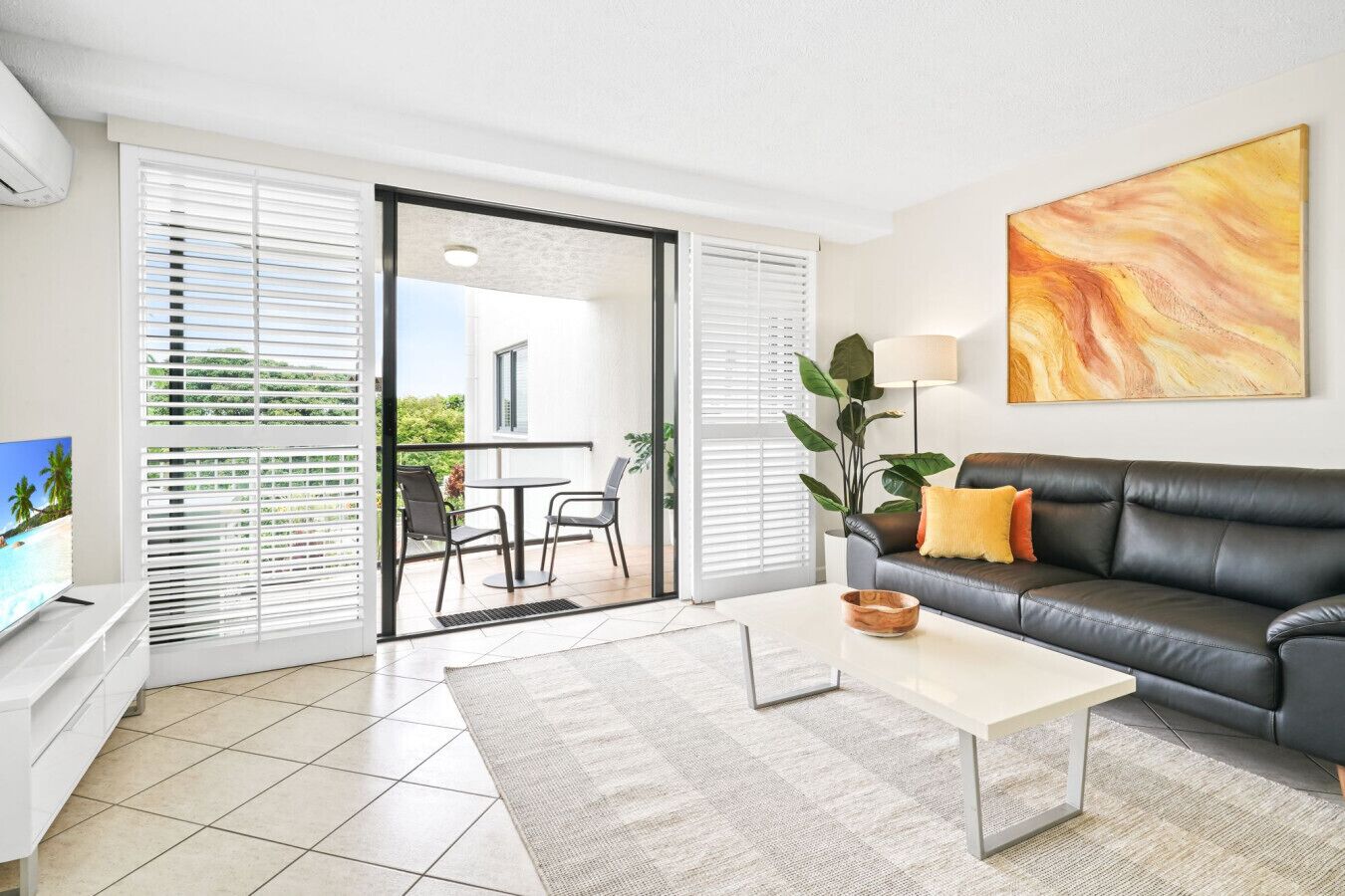 Charming 1-bedroom Apartment With Rooftop Pool & Prime Cairns Location - Cairns