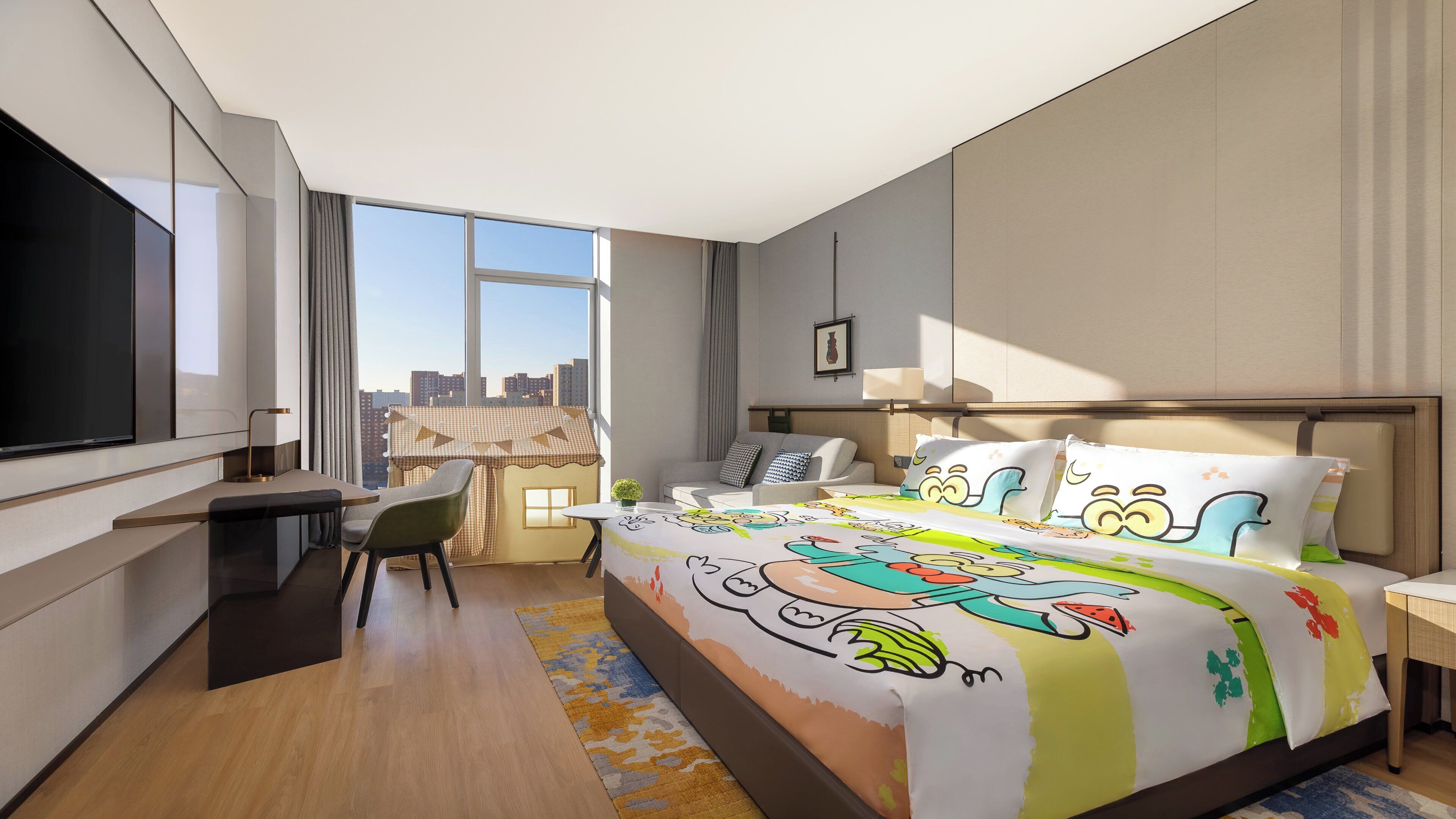 Quarto de hotel moderno com uma cama grande, uma escrivaninha e vista para o horizonte da cidade.