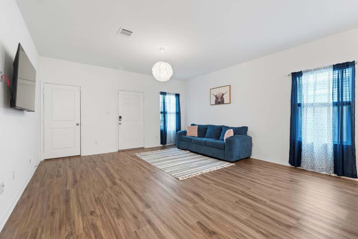 Spacious 3br Home With Large Backyard - Bastrop, TX