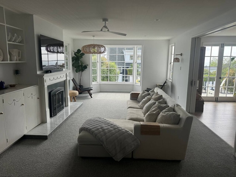 Poolside Getaway On Napier Hill - 네이피어