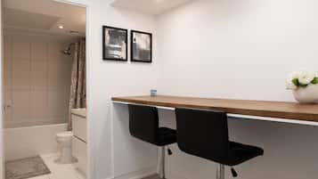 Apartamento Presidencial | Casa de banho | Uma combinação polibã/banheira, artigos de higiene pessoal grátis