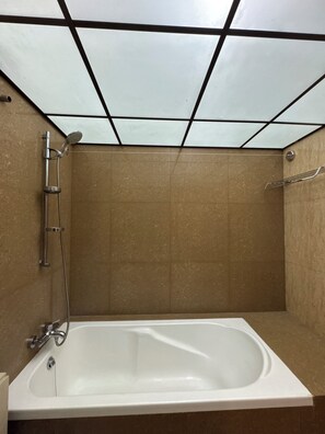 Quarto Superior | Casa de banho | Toalhas fornecidas, sabão, champô, papel higiénico 