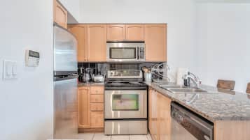Apartamento Nobre | Cozinha privada | Um frigorífico/congelador grande, um micro-ondas, um forno