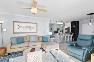 Condo com design assinado, 2 quartos, cozinha, vista para a praia | Sala de estar | Smart TV 50 polegadas com canais digitais