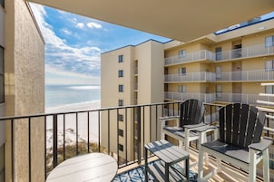 Condo com design assinado, 2 quartos, cozinha, vista para a praia | Sacada