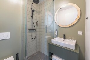 Estúdio Deluxe, 1 cama de casal | Casa de banho | Toalhas fornecidas 