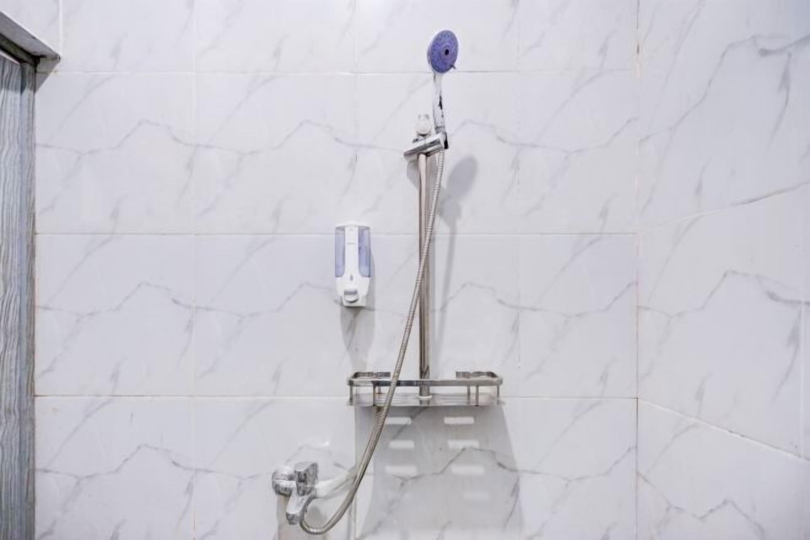 Chuveiro, produtos de toalete grátis, toalhas de banho, sabonete