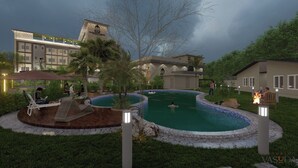 Piscina com deck de madeira e espreguiçadeiras, cercada por vegetação e um edifício com uma placa.