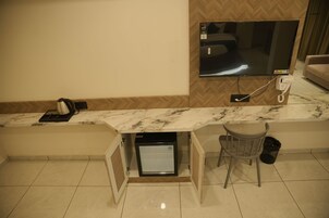 Quarto Superior | Sala de estar | Televisor LED de 30 polegadas com canais por cabo 