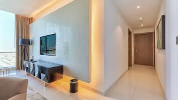 Apartamento Premium, Vista para a cidade | Sala | Smart TV de 55 polegadas com canais via satélite