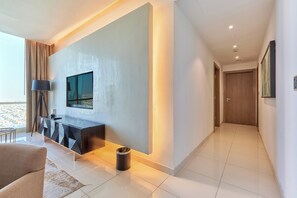 Apartamento Premium, Vista para a cidade | Sala | Smart TV de 55 polegadas com canais via satélite 