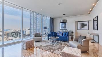 Apartamento de Luxo, Vista para a cidade | Sala | Smart TV de 55 polegadas com canais via satélite