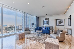 Apartamento de Luxo, Vista para a cidade | Sala | Smart TV de 55 polegadas com canais via satélite 