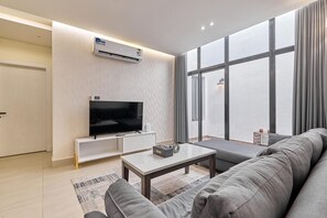 Apartamento Premium, 3 quartos | Sala | Smart TV de 45 polegadas com canais via satélite 