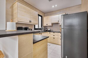 Apartamento Premium, 3 quartos | Cozinha privada | Um frigorífico, um forno, uma placa de cozinha, uma cafeteira/bule 