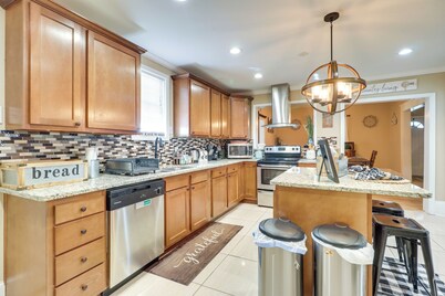 Updated Farmhouse w/ Yard, 10 Mi to Dtwn Atlanta